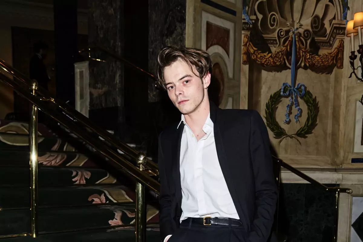 Charlie Heaton nga adoleshenti problematik në 'Stranger Things' në GQ Man.