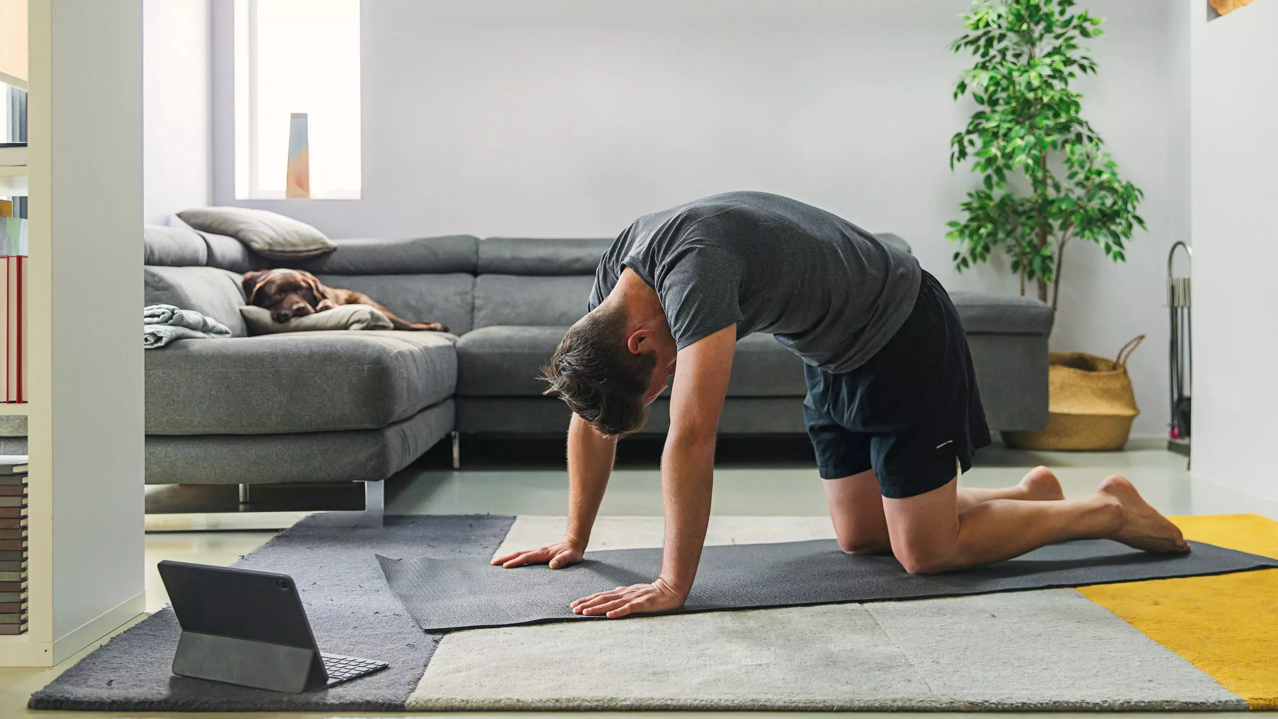 Mann, der zu Hause Yoga praktiziert