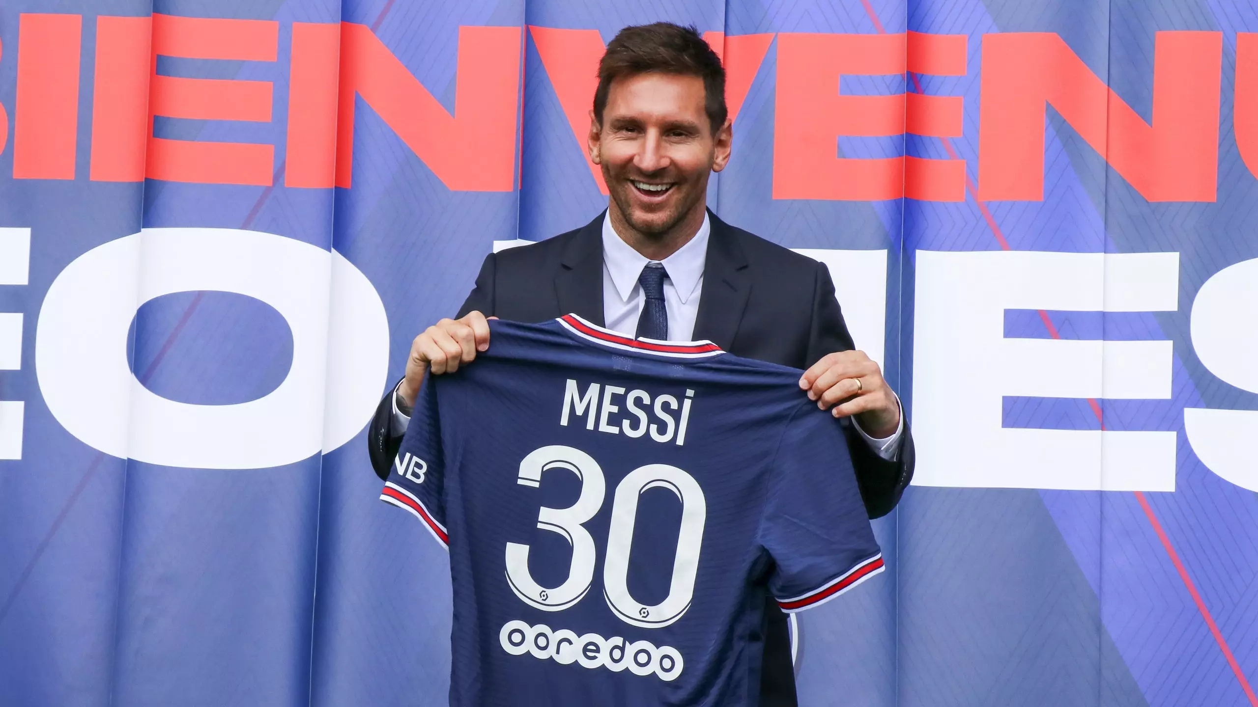 Fransa Birinci Futbol Ligi ekibi 巴黎圣日耳曼 Yeni transferi Lionel Messi'yi basÃ„Â±na tanÃ„Â±ttÃ„Â±。