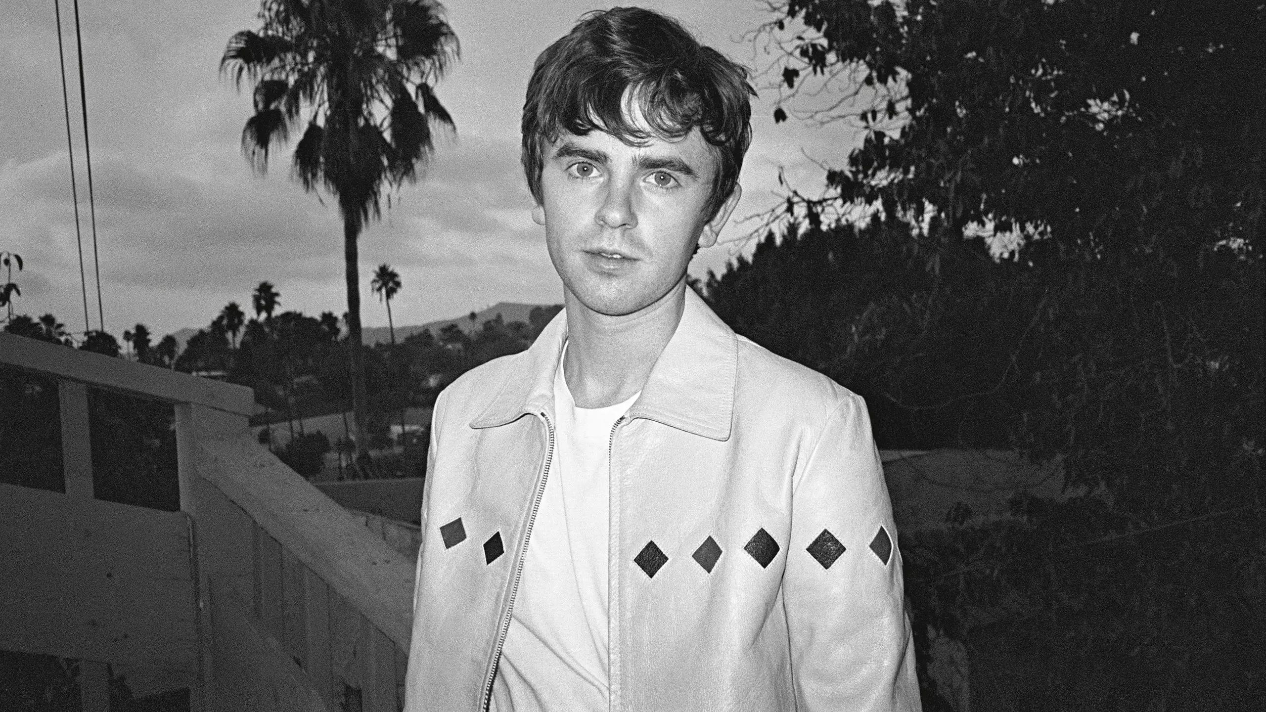 Freddie Highmore oo xidhan Saint Laurent Waxaa qoray Anthony Vaccarello jaakad iyo funaanad.