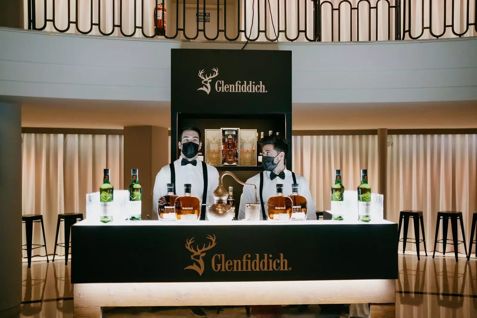 අමුත්තන්ට Ron Barceló සහ Glenfiddich කොක්ටේල් භුක්ති විඳීමට හැකි විය.