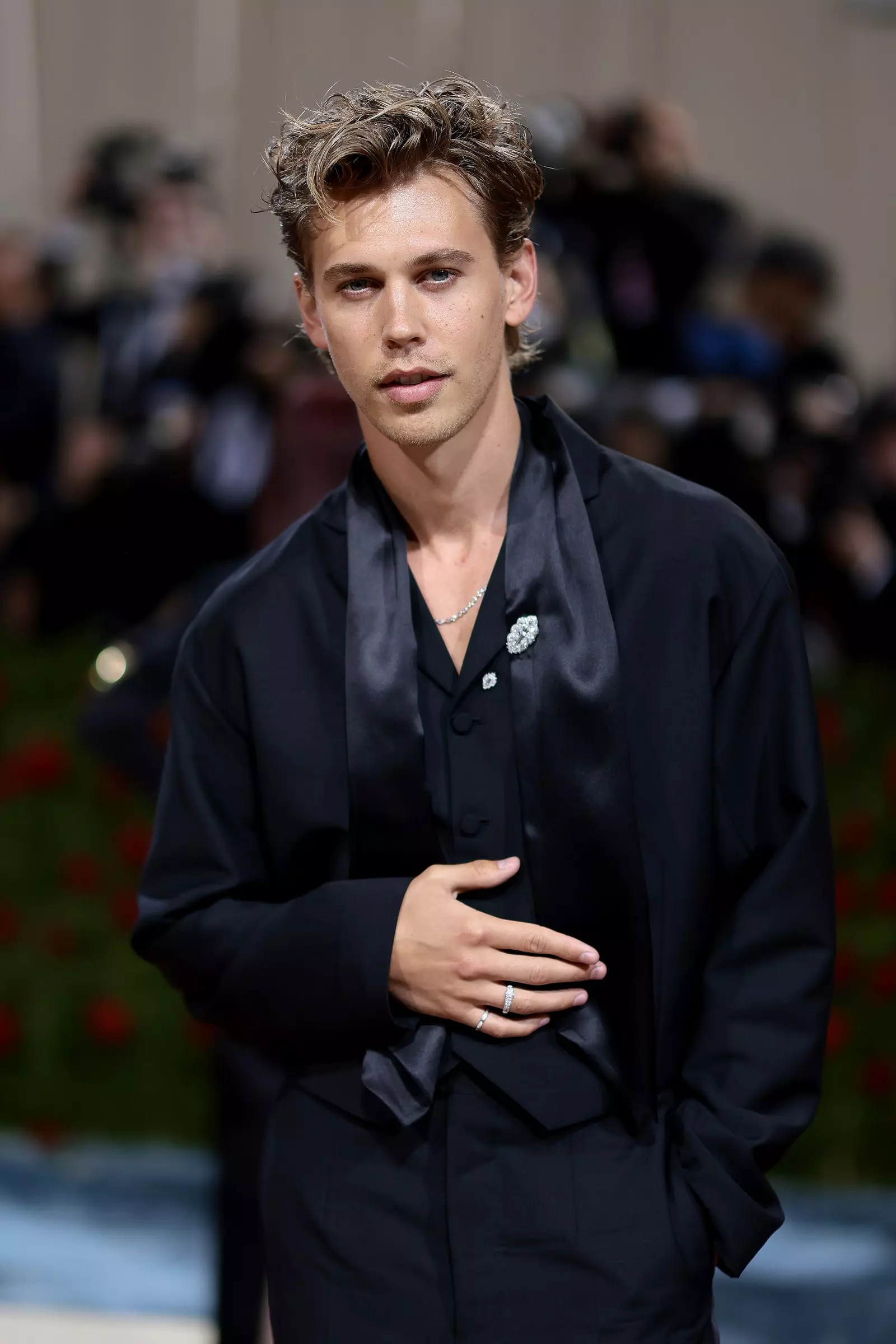 Sary mety misy Austin Butler Human Person Clothing Apparel Suit Overcoat and Coat