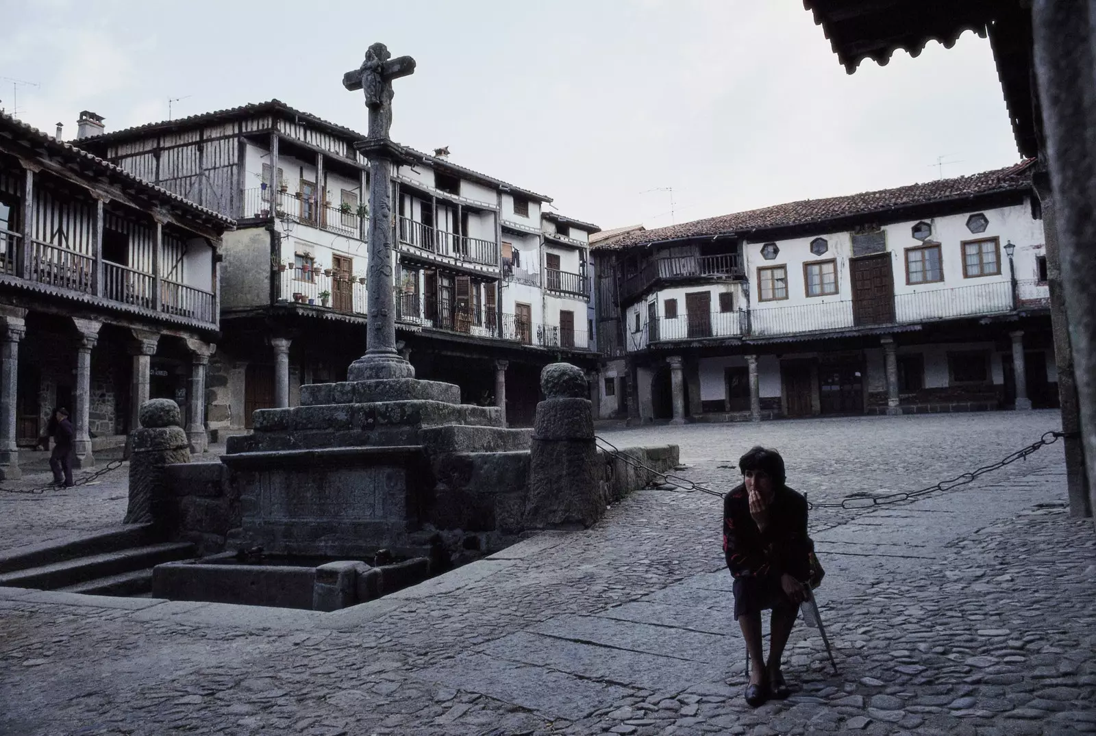 Place de La Alberca Vue d'une femme assise sur une place de La Alberca. Province de Salamanque