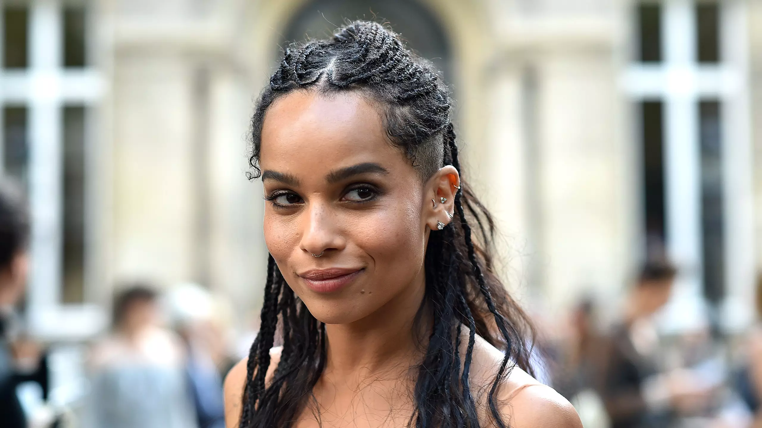 PARIZA FRANCIO JULIO 06 Zoe Kravitz alvenas al Valentino Fashion Show dum Paris Fashion Week Haute Couture FW...