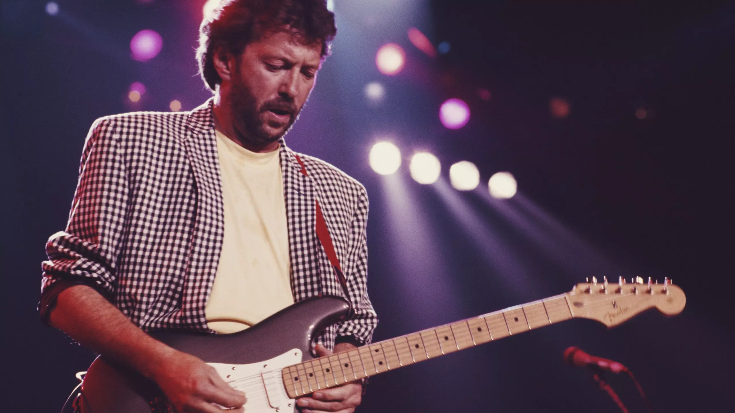 Gitaris Inggris Eric Clapton tampil di panggung dina The Prince's Trust allstar Rock Gala di Wembley Arena London 5th ...