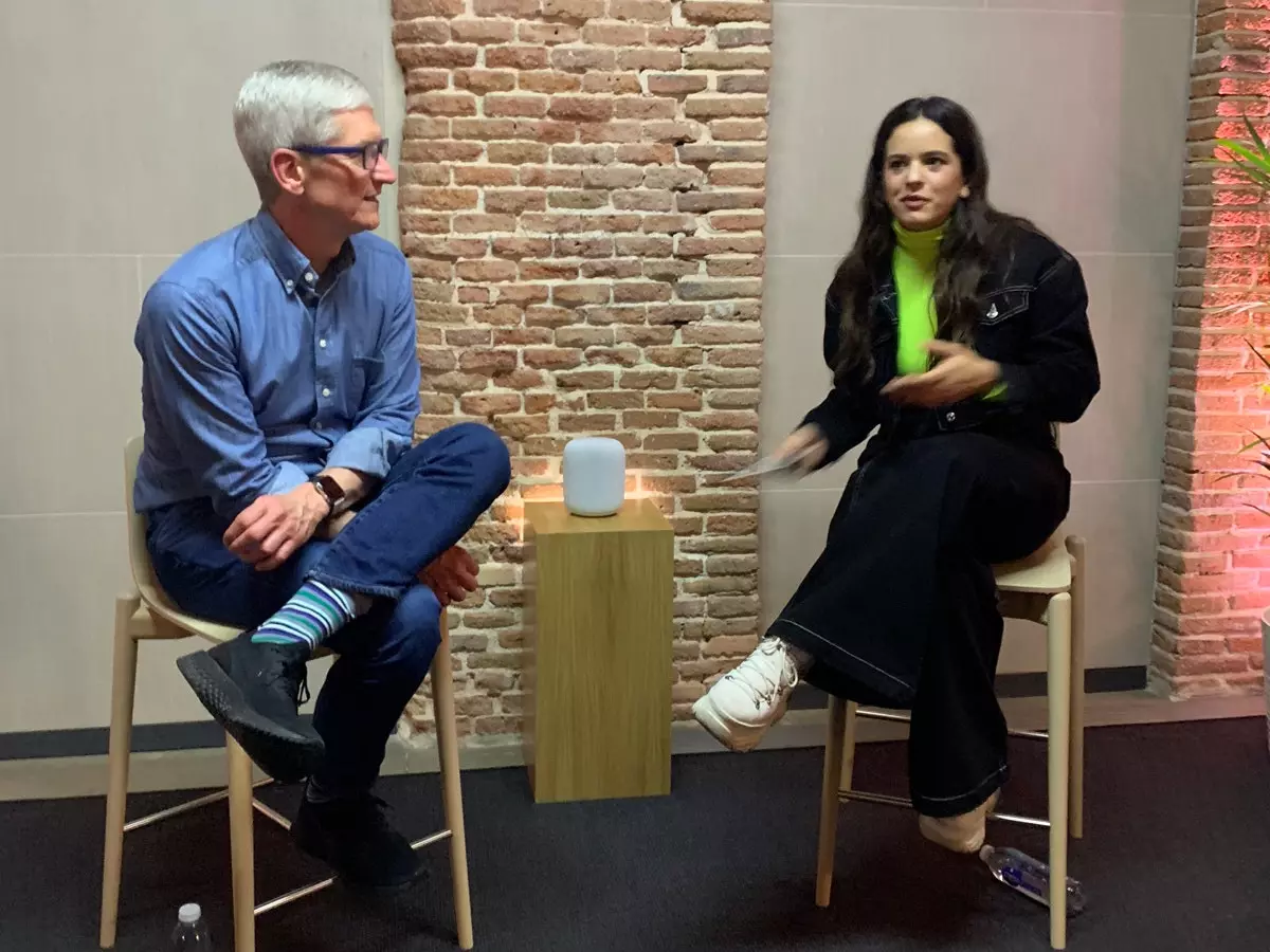 Rosalía e Tim Cook