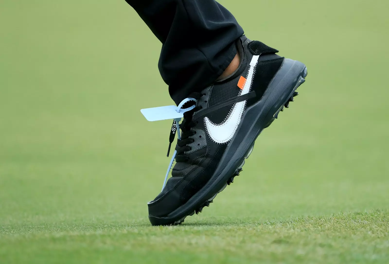 OffWhite x Nike joggesko brukt av Brooks Koepka under golfmesterskapet.