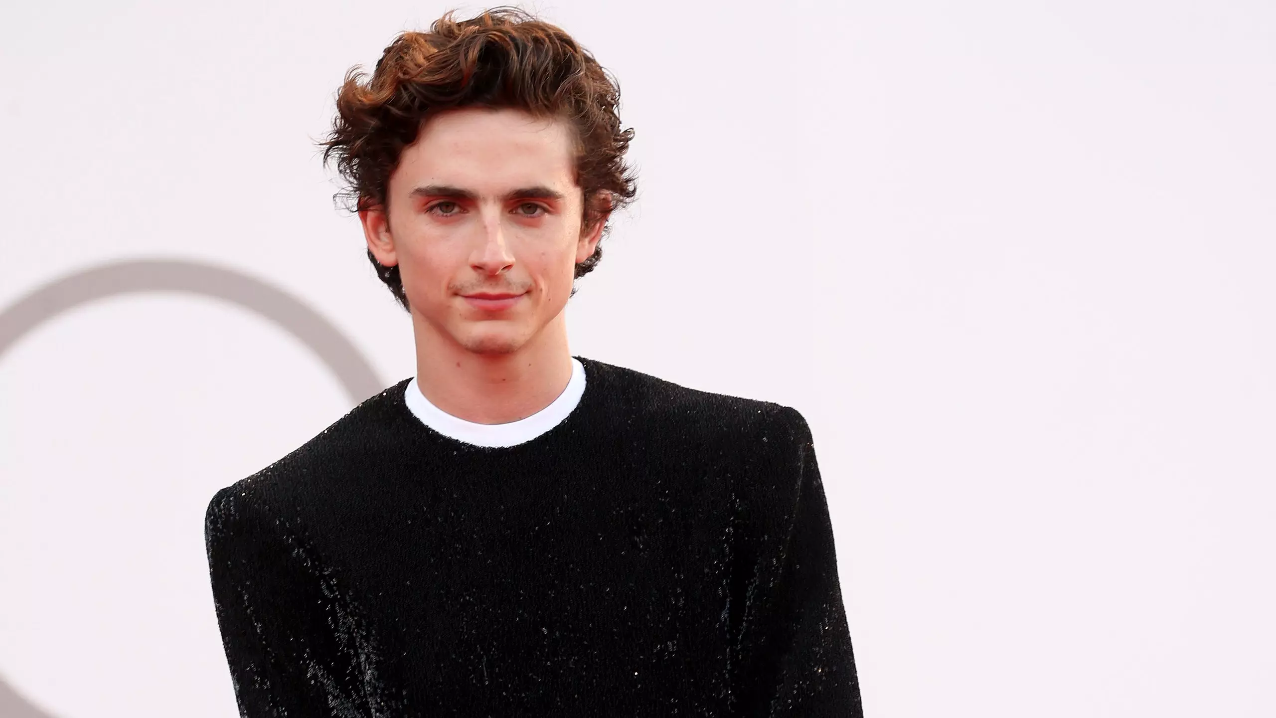 Timothe Chalamet هن طرح سان اهو شاندار نظر آيو جيڪو هن وينس ۾ پائڻ لڳو ۽ جنهن سان هن اسان کي مستقبل ۾ سٺو لباس سيکاريو.