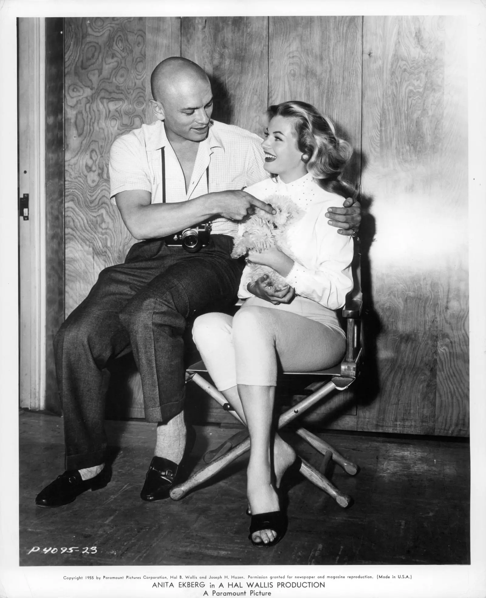 Yul Brynner ho Gucci loafers le Anita Ekberg ka sete ea filimi ea 1955 ea Frank Tashlin ea Artists and Models...