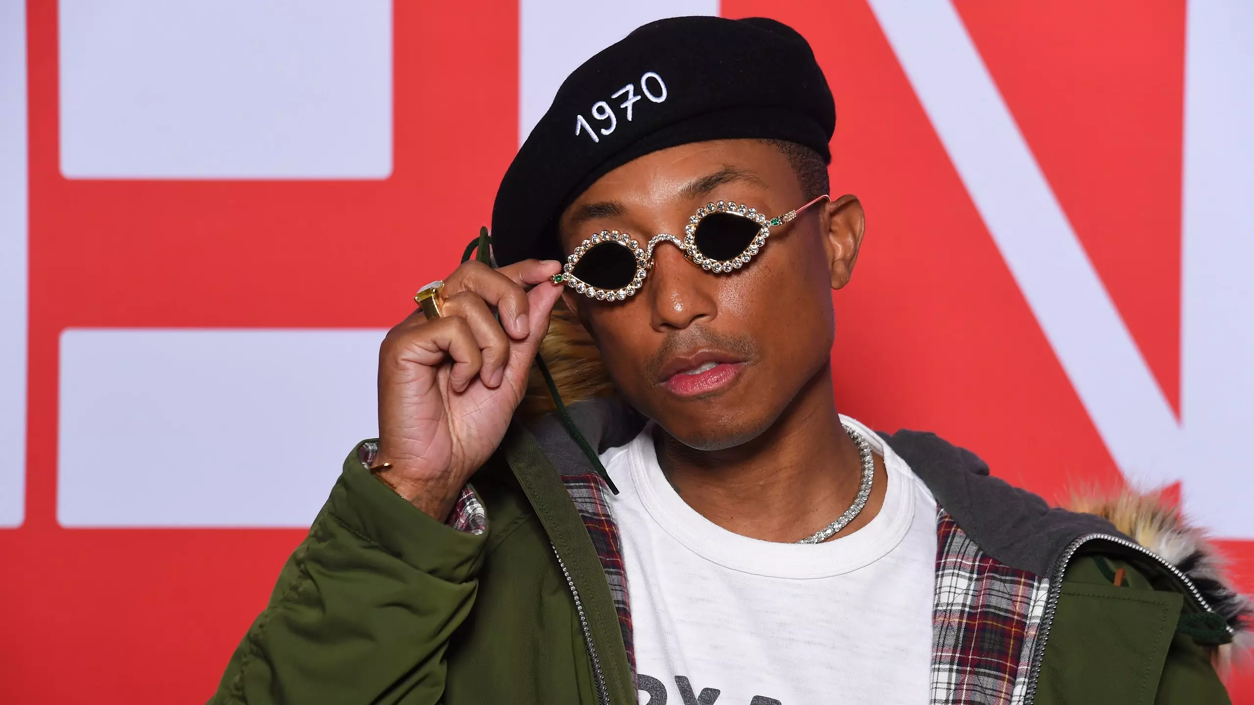 Pharrell Williams beşdarî Pêşandana Moda Kenzo Fall Winter 2022 2023 dibe.