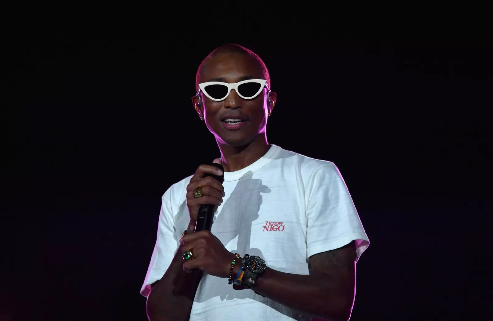 Pharrell ka likhalase tsa mahlo tse sehiloeng ho Global Citizen Festival Power The Movement e New York ka 2019.