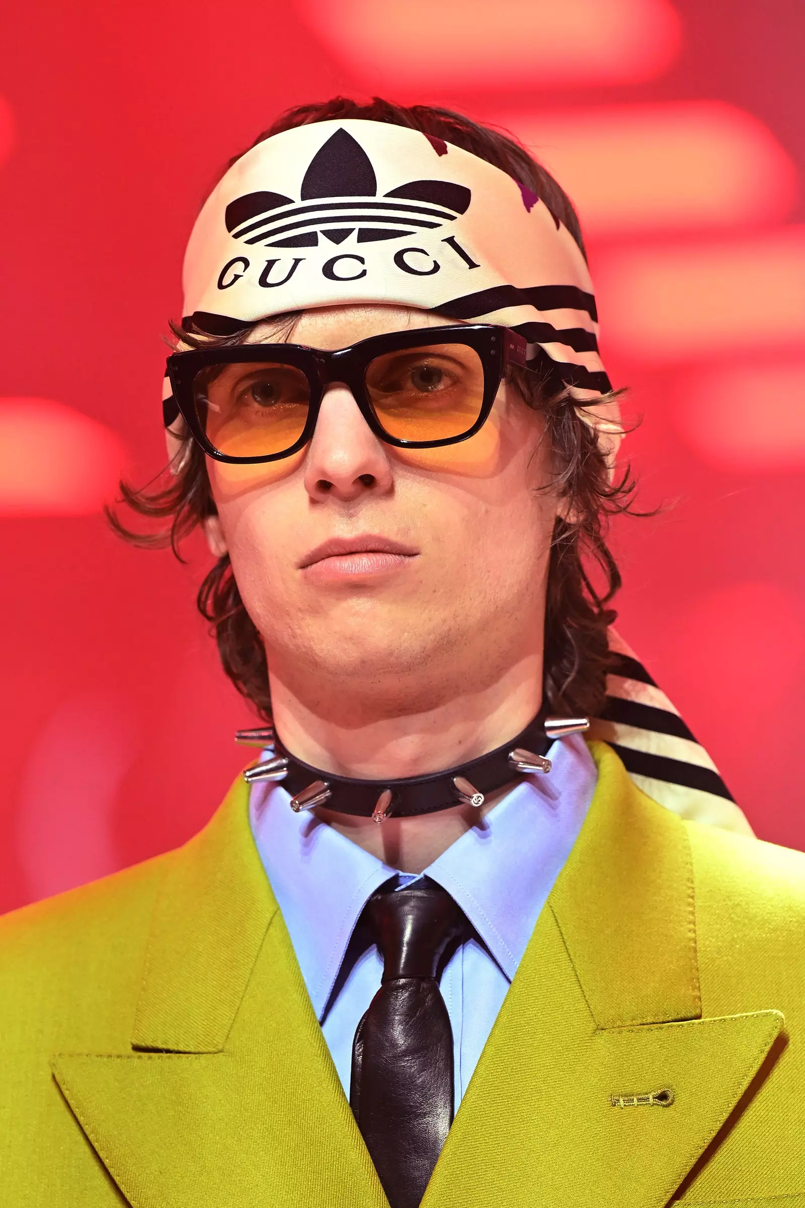 MILÃO ITÁLIA 25 DE FEVEREIRO Uma modelo desfila na passarela do desfile da Gucci durante a Milan Fashion Week FallWinter 202223 em...