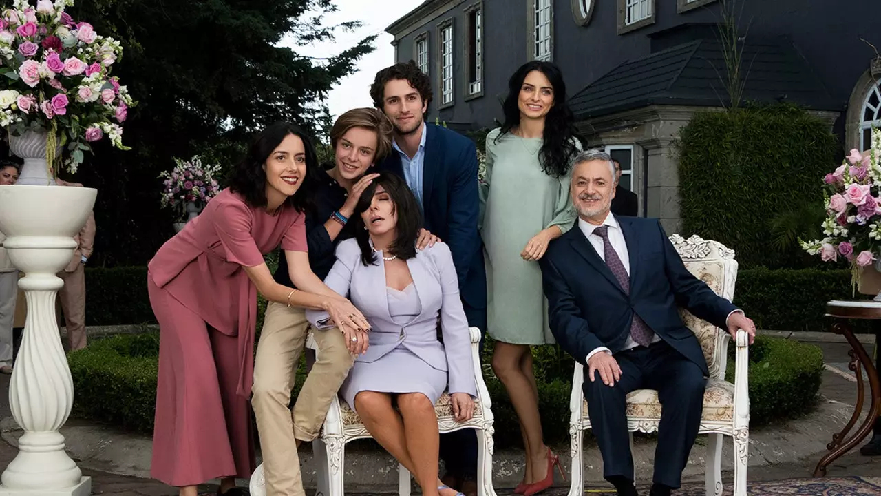 'Lub Tsev Ntawm Paj': Netflix tau ua Mexican series lub caij ntuj sov tshwm sim