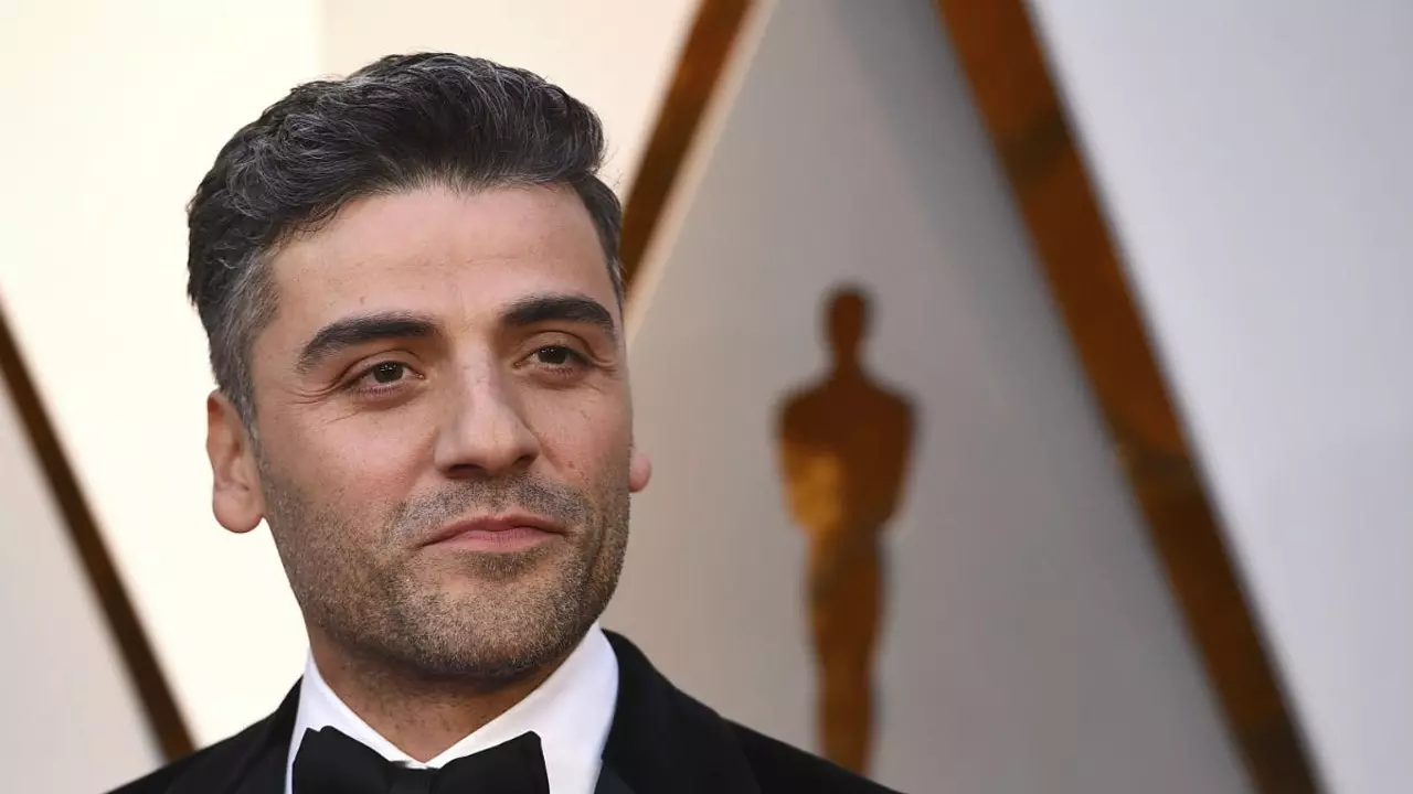 Oscaras Isaacas yra naujasis George'as Clooney