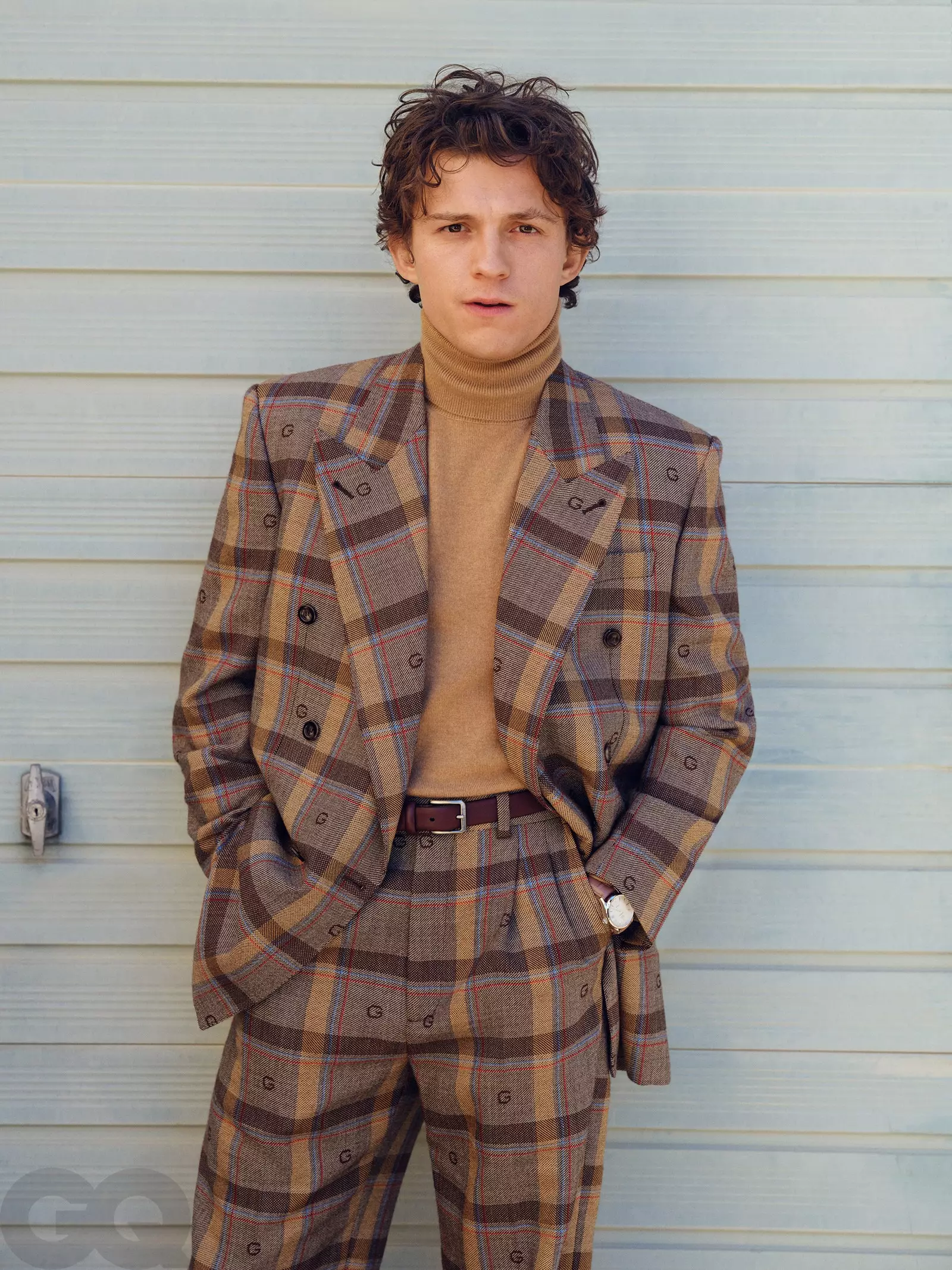 Hoton na dauke da Tufafin Tufafi Tom Holland Mutumin Dan Adam Coat Overcoat Suit Plaid da Tartan