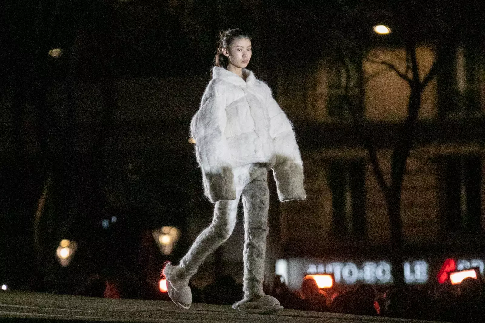 PARIS FRANȚA 02 MARTIE Un model iese pe podium în timpul show-ului Yeezy Sezonul 8 din cadrul Săptămânii Modei de la Paris...