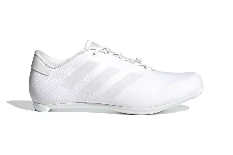 Żraben adidas taċ-ċikliżmu fit-triq