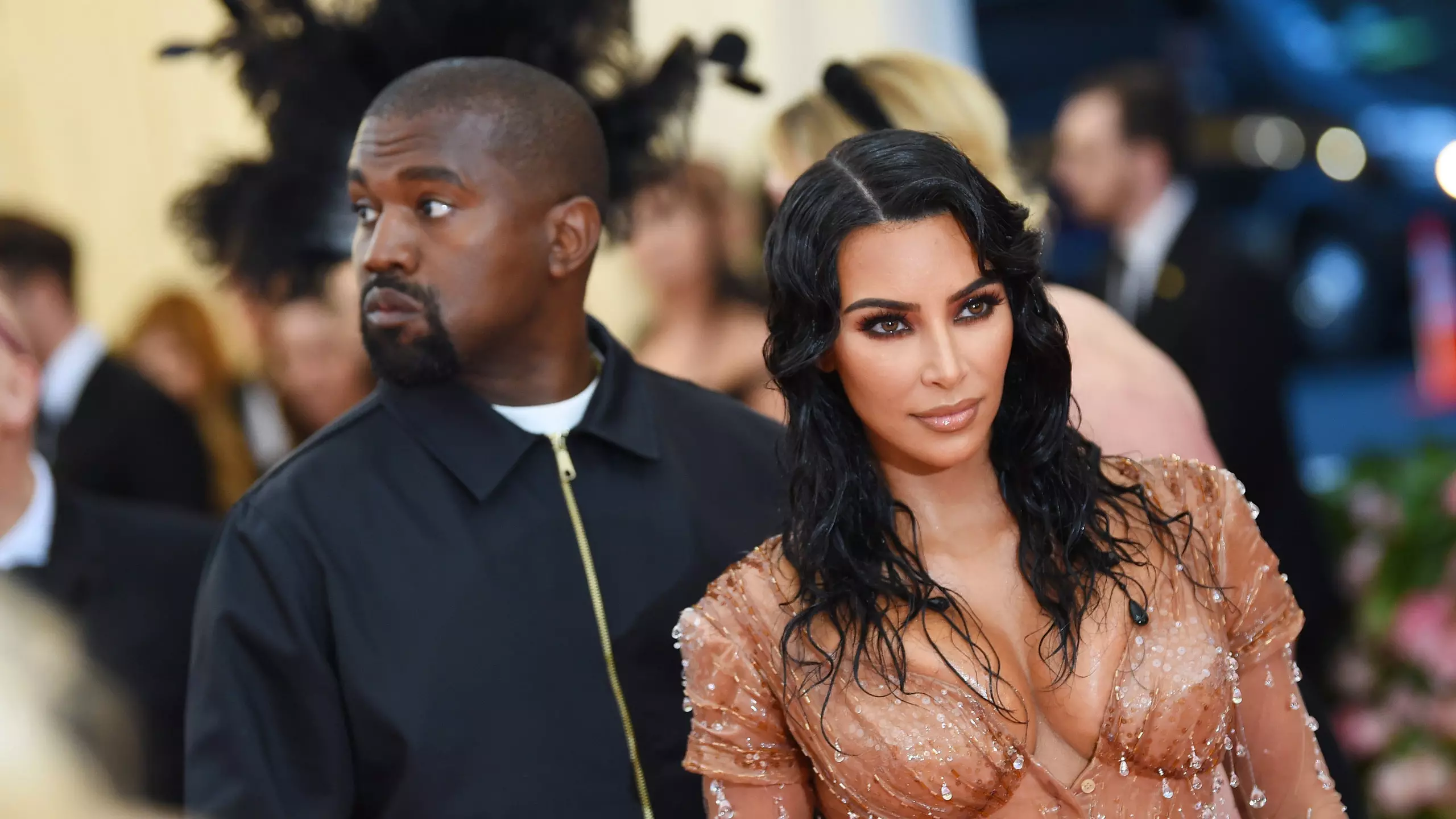 ញូវយ៉ក ញូវយ៉ក ឧសភា ០៦ Kim Kardashian West និង Kanye West ចូលរួមកម្មវិធី Met Gala Celebrating Camp Notes on Fashion...