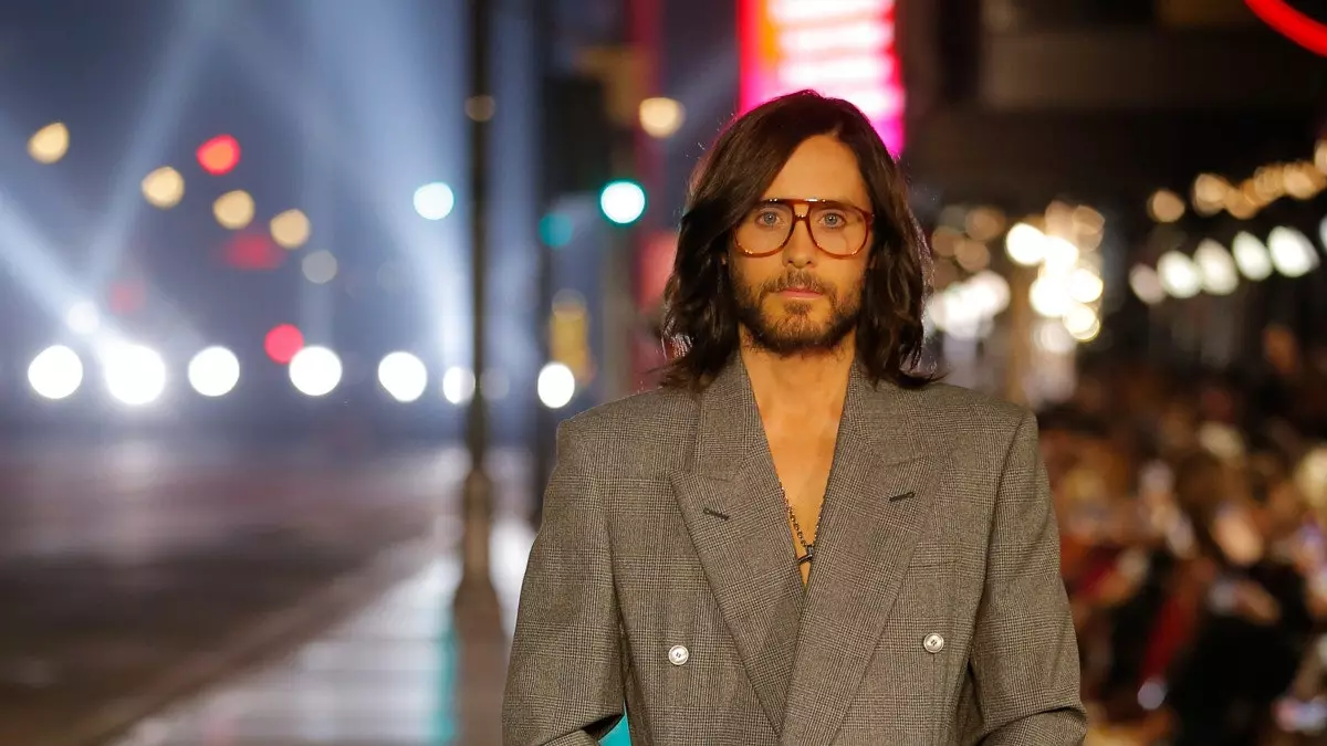 Trong hình ảnh có thể có Jared Leto Quần áo Quần áo Áo khoác Con người Tay áo Dài tay Áo khoác Thời trang và Đường băng