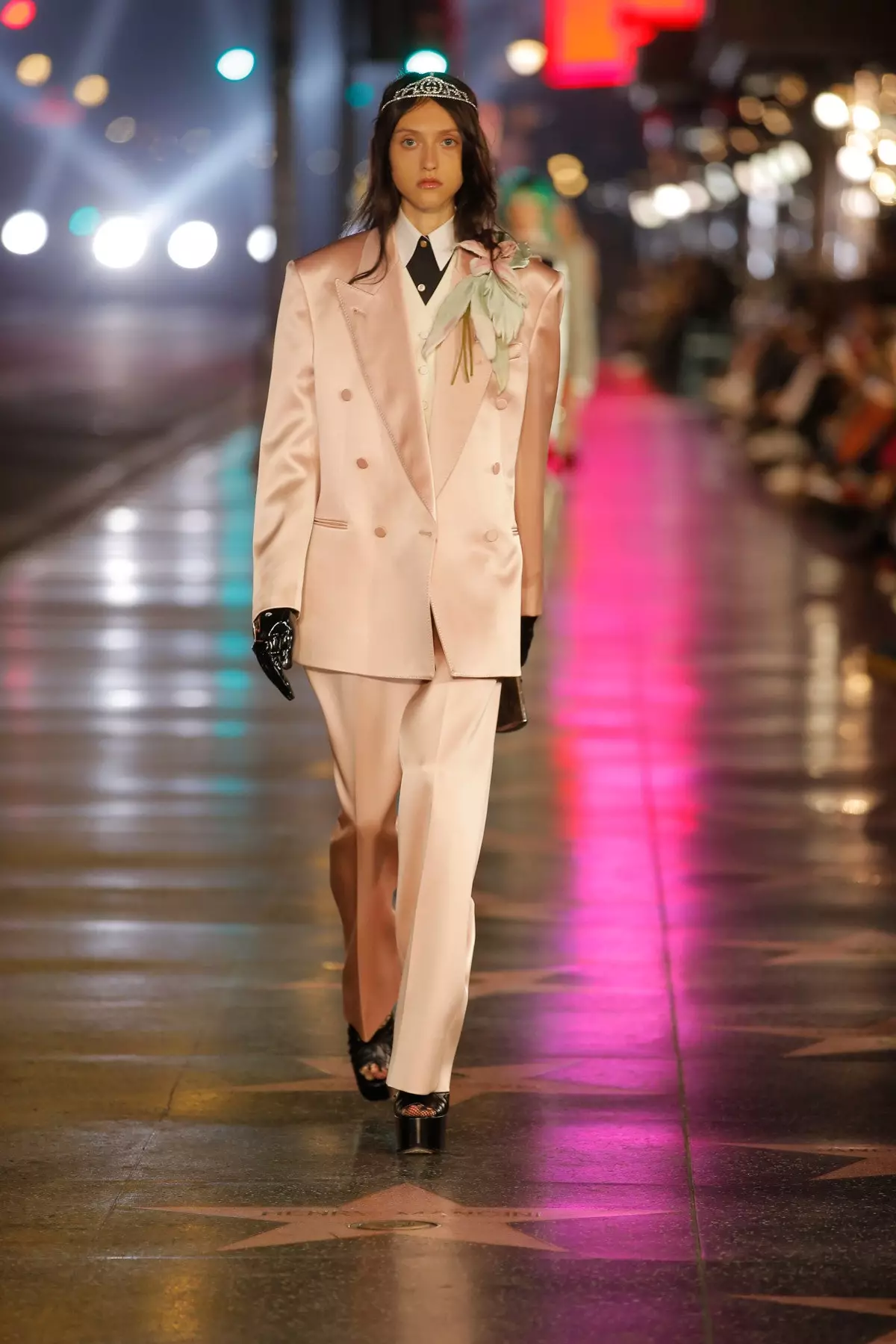 圖片中可能有大衣 服裝 服裝 Human Person Runway Suit Overcoat Tie Accessories Accessory and Fashion