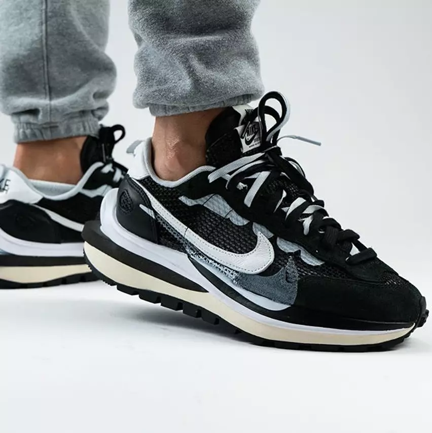 Yksityiskohta Sacai x Nike Pegasus Vaporfly mallista.