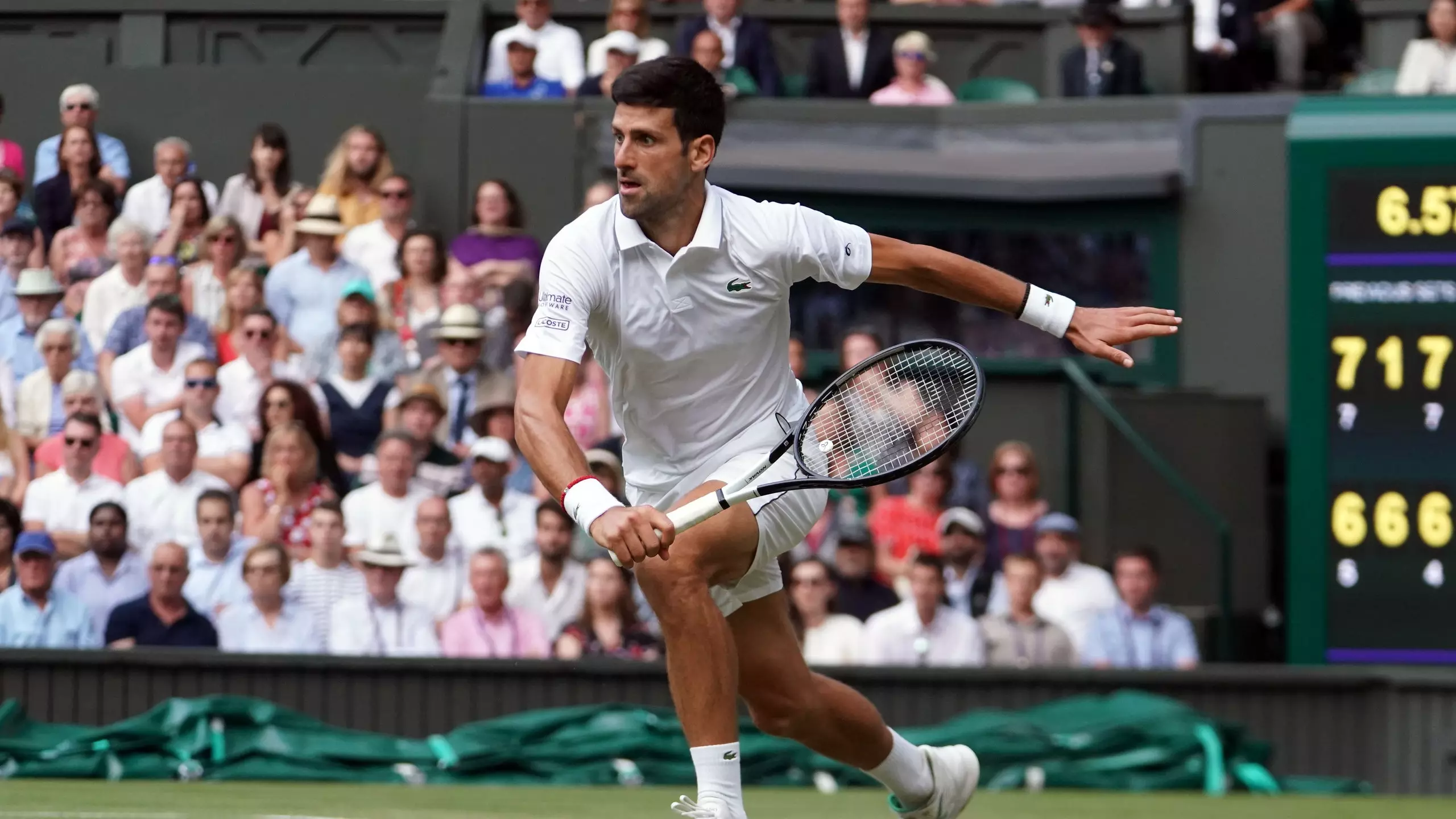 Novak Djokovic le linn chluiche ceannais Wimbledon 2019.