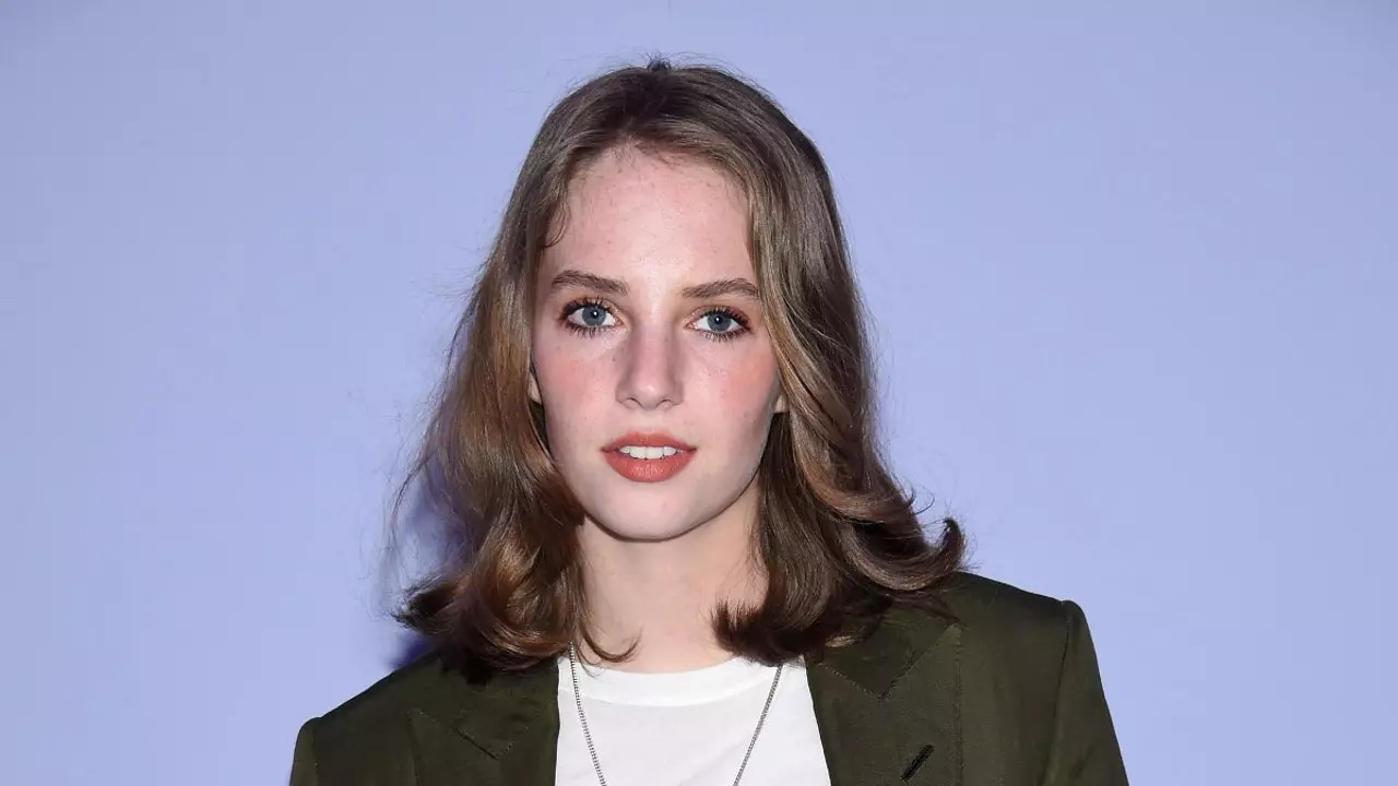 "Stranger Things"-universumet expanderar: Maya Hawke debuterar som sångerska