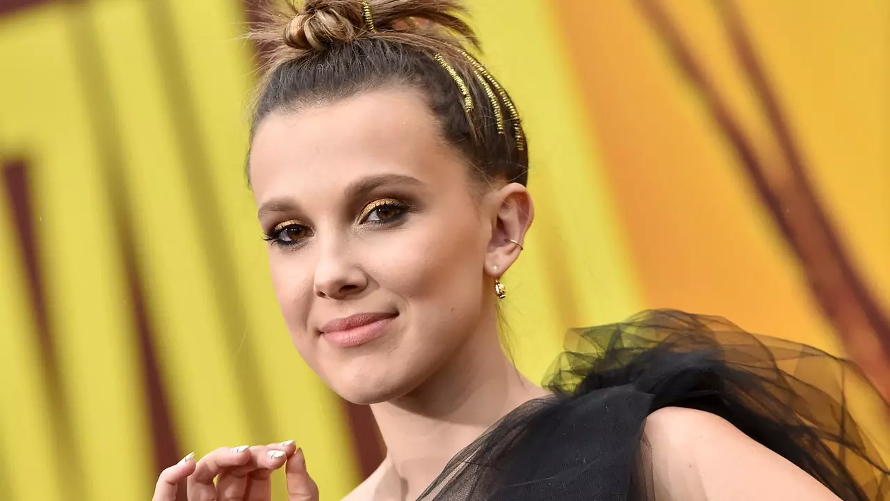 Millie Bobby Brown petas "respekton" post esti ĉikanita fare de adoranto en butikcentro