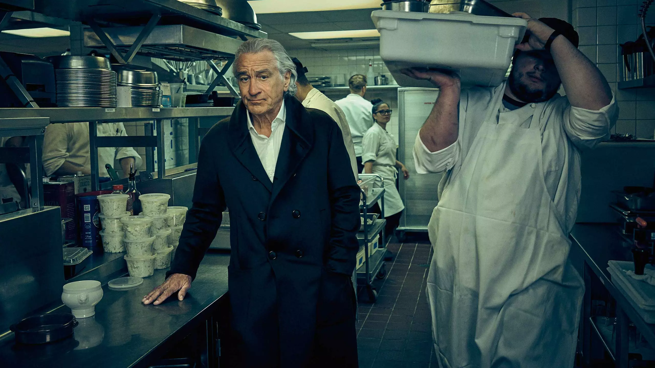 Robert De Niro decembra kovrilo de GQ Hispanio portas totalan aspekton de Armani.