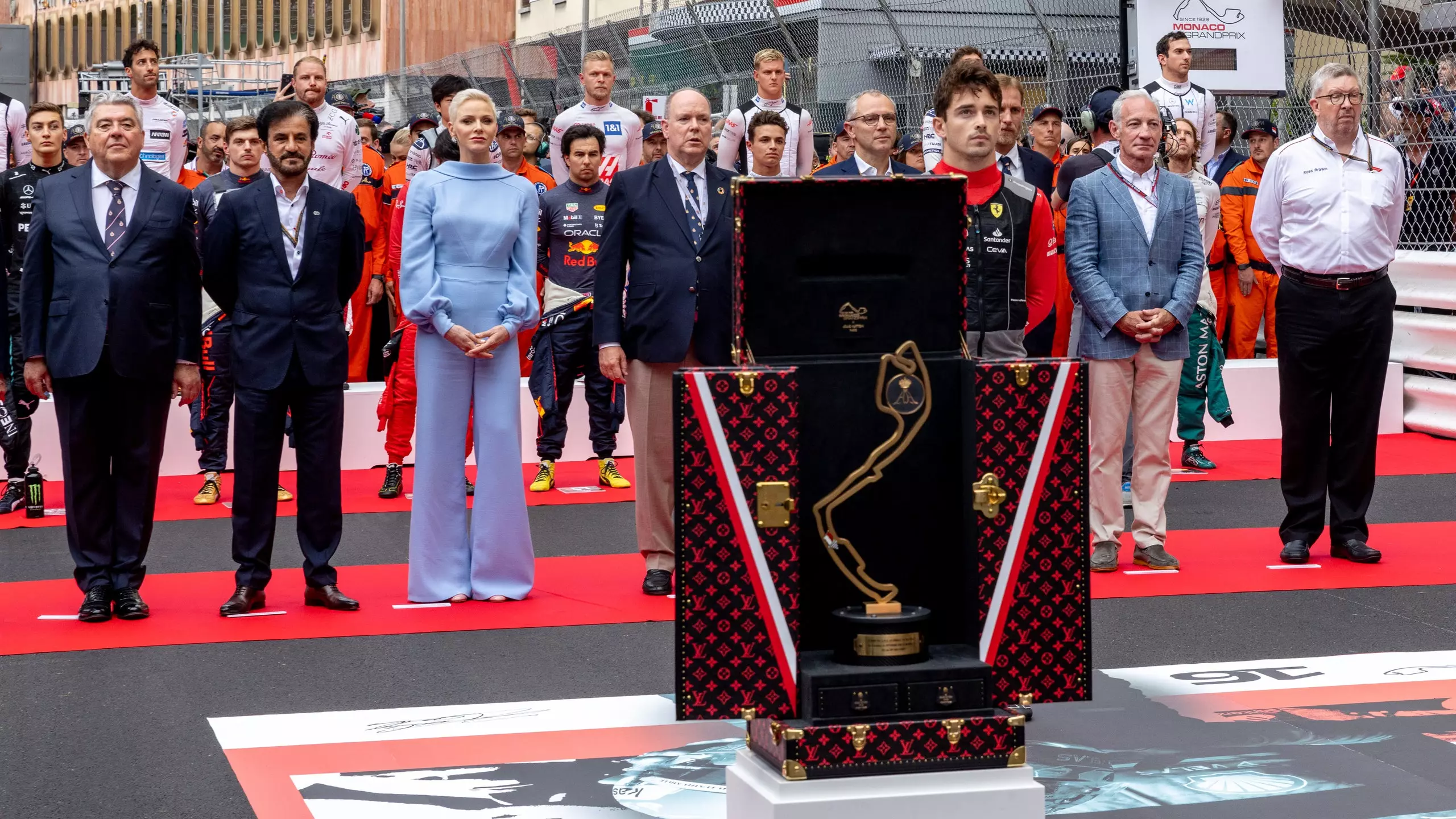 Charles Leclerc onye ọkwọ ụgbọ ala mpaghara kwụpụrụ n'akụkụ iko Monaco Grand Prix nke etinyere na Trophy Travel Case nke Louis…