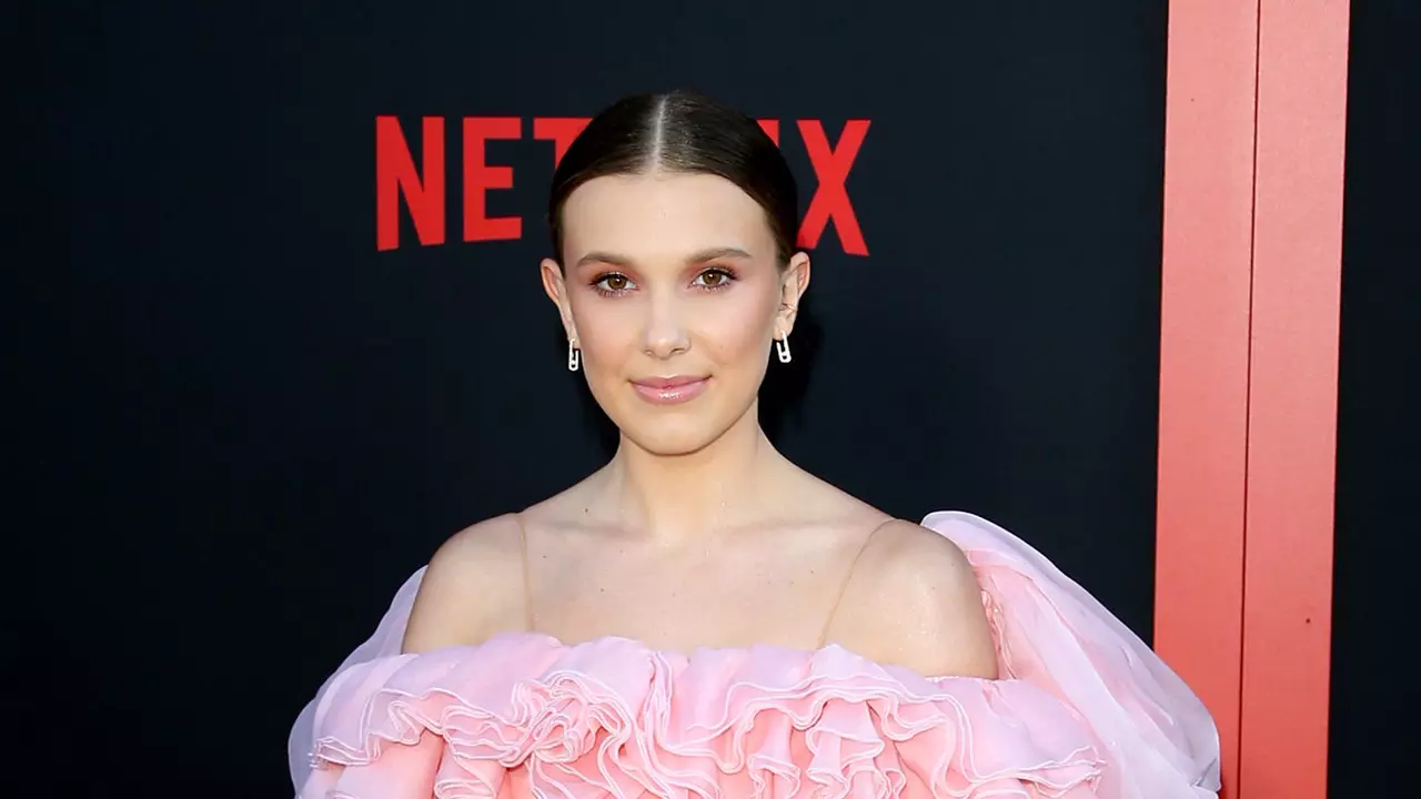 Millie Bobby Brown ចុះហត្ថលេខាឱ្យក្រុមហ៊ុន Netflix ជាអ្នកនិពន្ធ និងជាអ្នកផលិតភាពយន្តដំបូងរបស់នាង 'A Time Lost'